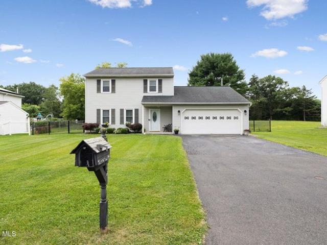 29 Meadowbrook Rd, Watervliet, NY 12189