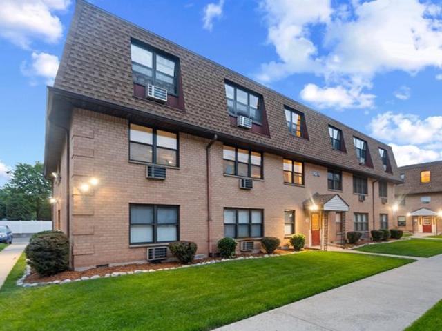 29 N End Dr, Secaucus, NJ 07094
