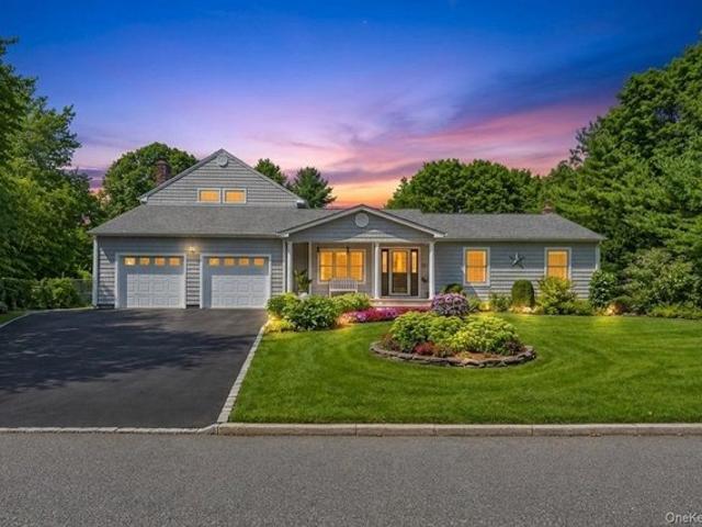 29 Niewood Dr, Ridge, NY 11961