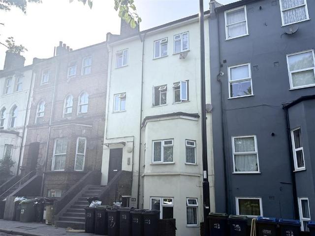 29 Penge Road, London 1 bed flat to rent £1,395 pcm £322 pw