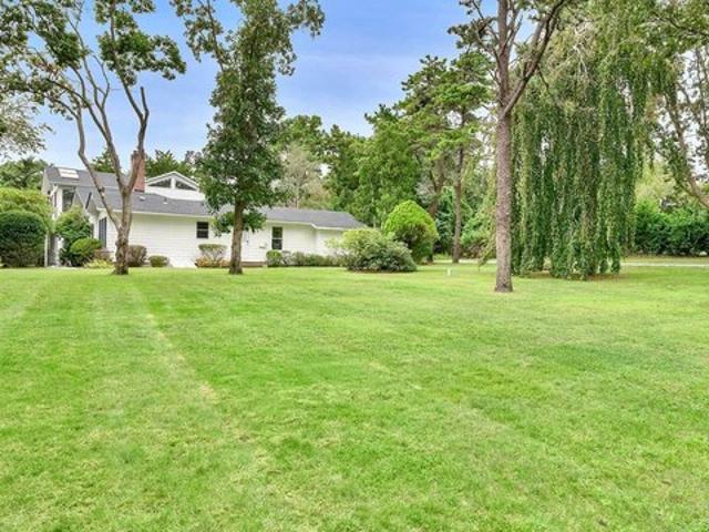29 Petrel Rd, Southampton, NY 11968