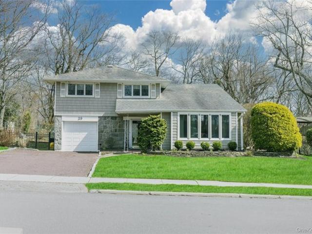 29 Serpentine Ln, Old Bethpage, NY 11804