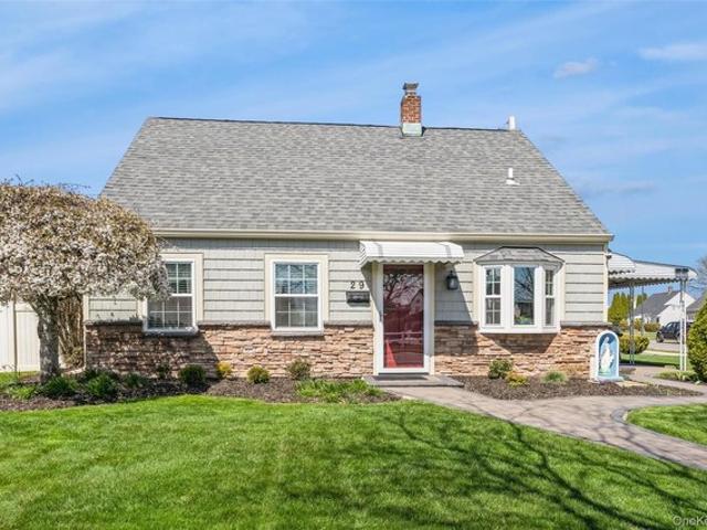 29 Spool Ln, Levittown, NY 11756