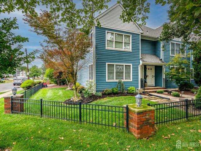 2 Mulberry Ln, Metuchen, NJ 08840