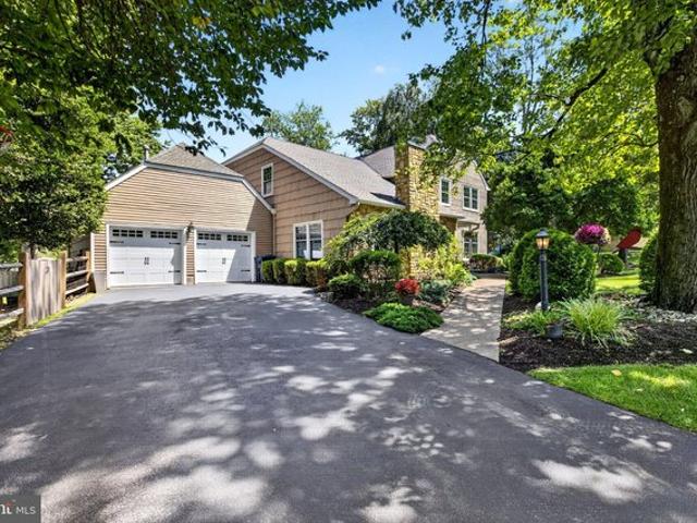 2 Mark Cermele Ct, Lawrence, NJ 08648