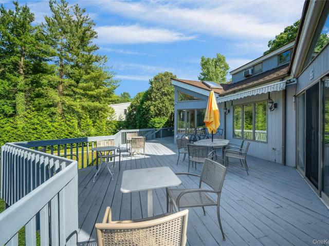 2 Meadowwood Lane