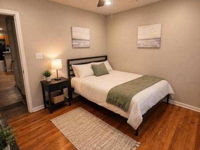2 minutes from Grant Park, a 1 minute walk to bus 9