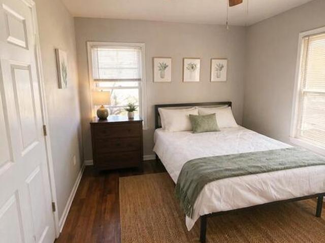 2 minutes from Grant Park, a 1 minute walk to bus 9