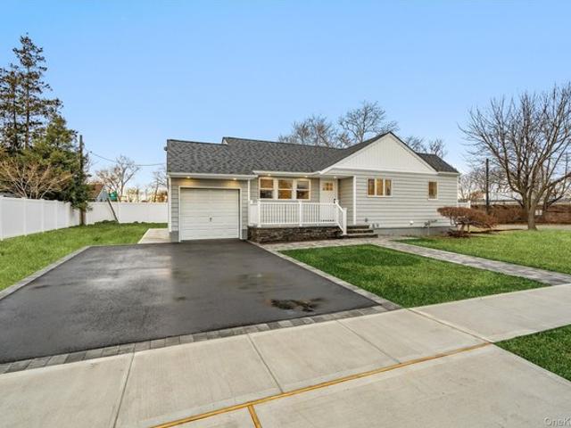 2 Mohegan Dr, Massapequa, NY 11758