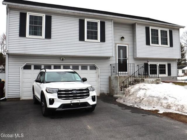 2 Moonglow Rd, Gansevoort, NY 12831