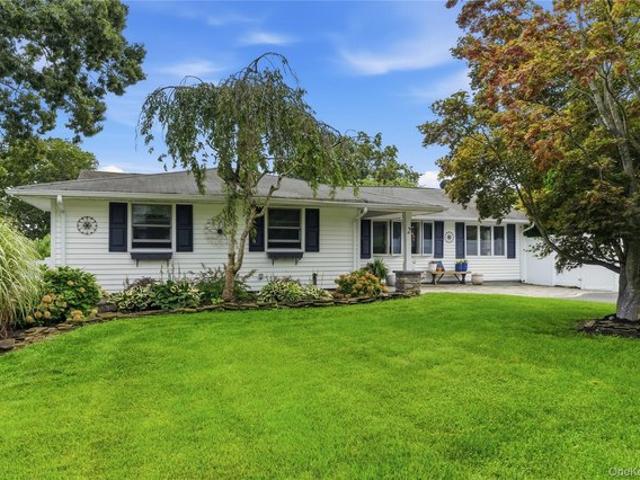 2 Mount Wilson Ave, Farmingville, NY 11738