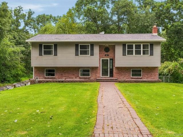 2 Netherwood Dr, Salt Point, NY 12578