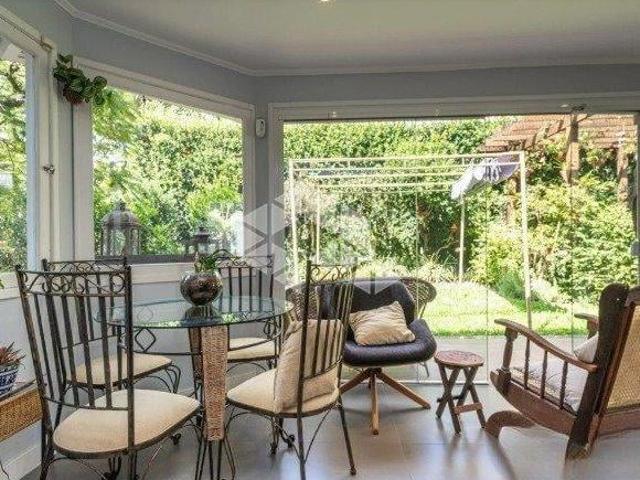 2 Ótimas Casas com acessos independentes, no coração do bairro Tristeza  o imóvel se destaca por esp