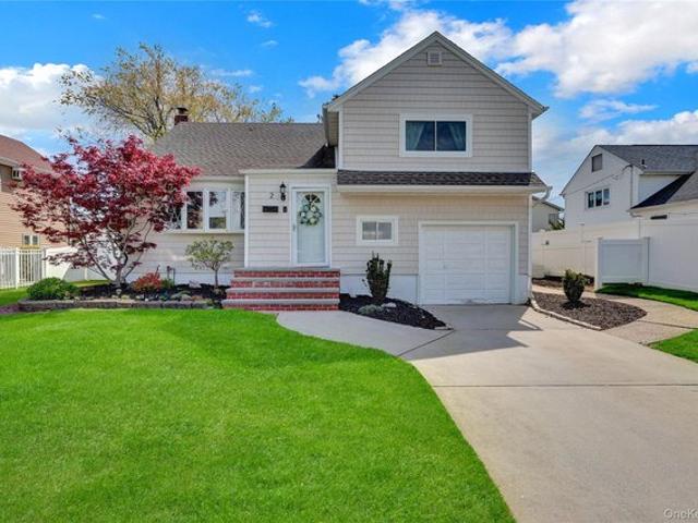 2 Oxford Ave, Massapequa, NY 11758