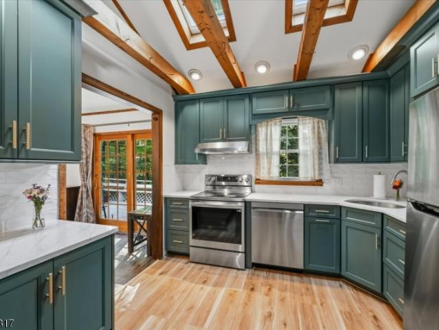 2 Oak Dr