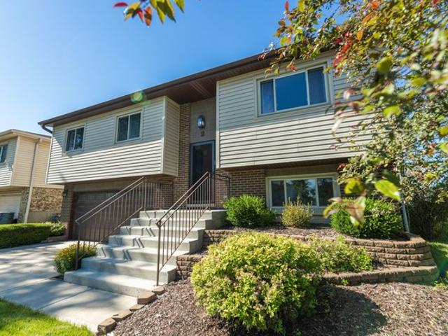 2 Oakwood Dr, Elk Grove Village, IL 60007