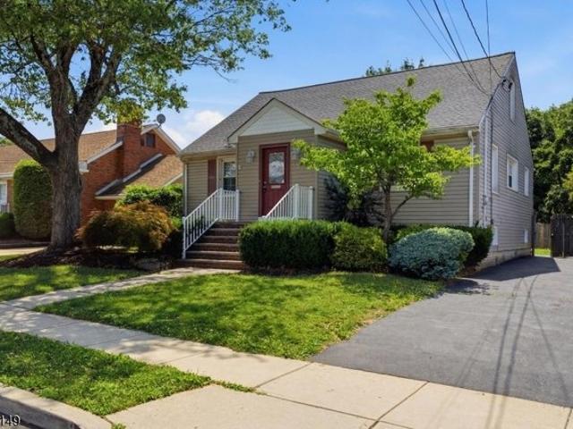 2 Oakwood Pl, North Brunswick Township, NJ 08902