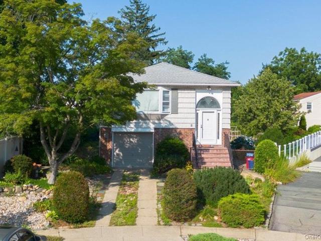 2 Atlas Ct, New Hyde Park, NY 11040