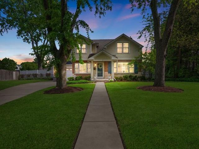 2 Algonquin Rd, Clarendon Hills, IL 60514