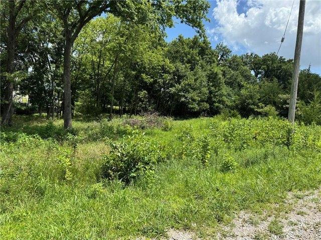 2 Applewood Ln, Linn Valley, KS 66040