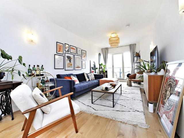 2 Artichoke Hill, London, E1W 2 bed apartment to rent £2,890 pcm £667 pw