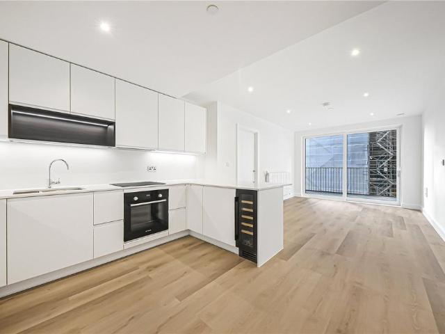 2 Banks Road, London SE3 2 bed flat to rent £2,300 pcm £531 pw