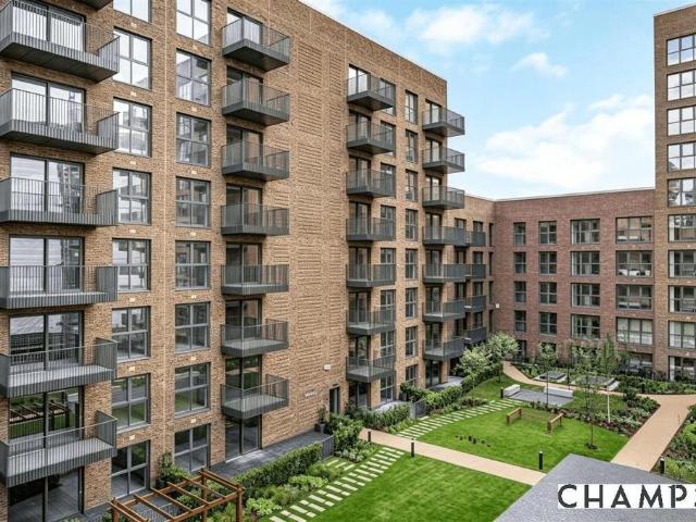 2 Banks Road, SE3 2 bed flat to rent £2,550 pcm £588 pw