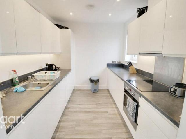 2 Bay Close, ROMFORD 2 bed apartment to rent £1,700 pcm £392 pw