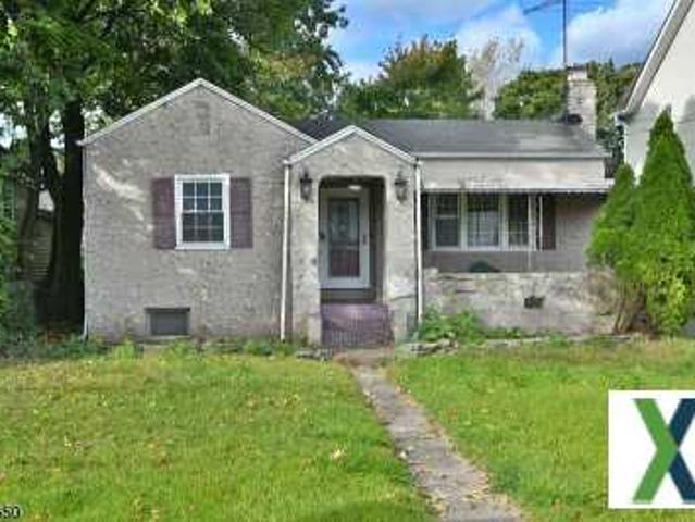 2 bd, 1 ba, 927 sqft Home for sale Hawthorne, New Jersey