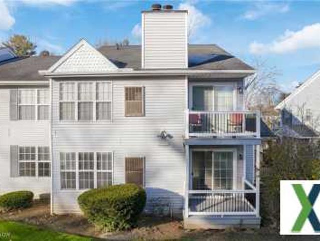 2 bd, 2 ba, 927 sqft Condo for sale Broadview Heights, Ohio