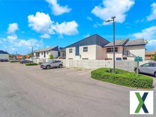2 bd, 3 ba, 1184 sqft Townhome for sale Kendall West, Florida