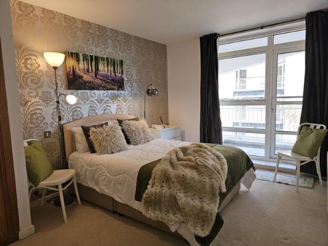 2 bed/2 bath apartment in riverside location, E14