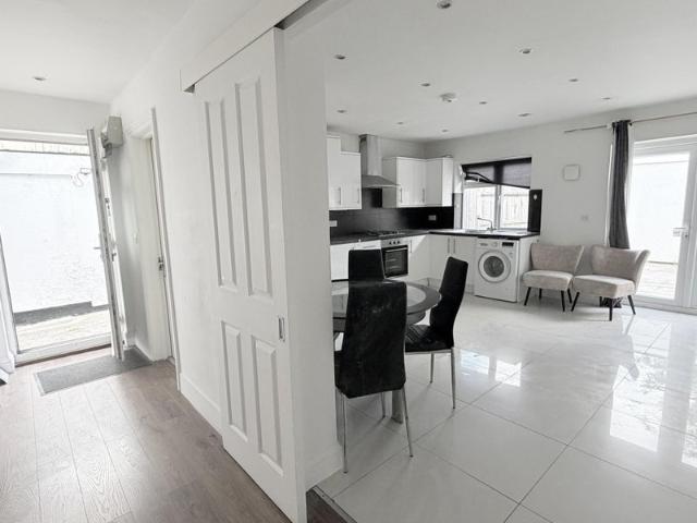 2 bed/2 bath NW4 with garden and parking