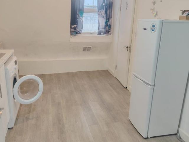 2 bed, 5 mins walk to New cross/New cross gate sta