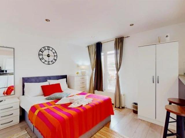 2 Bed 1 Bath, 4A, 40
