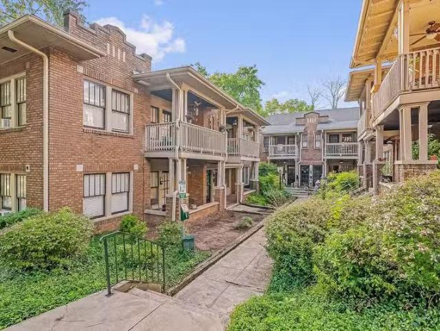2 Bed 1 Bath Highland Court II Apartments