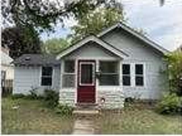 2 bed, 1 bath Lake Nokomis Area SFH available now!