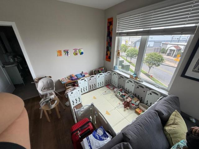 2 BED 2 BATH 3 minutes to Light Train station