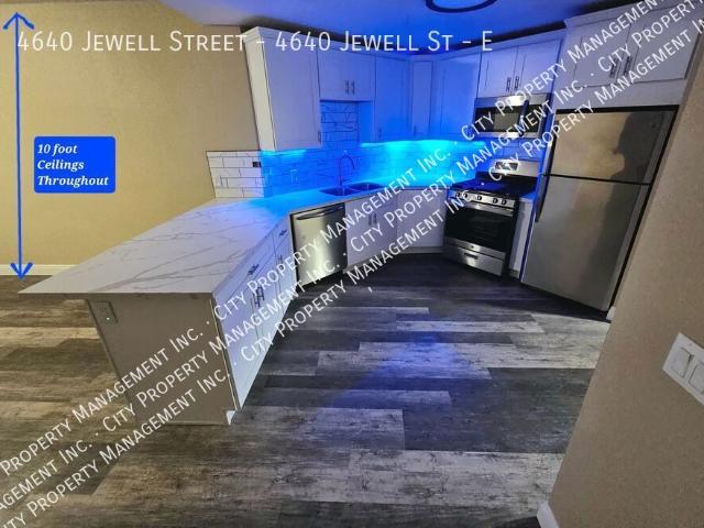 2 bed / 2 bath 10 blocks to the beach