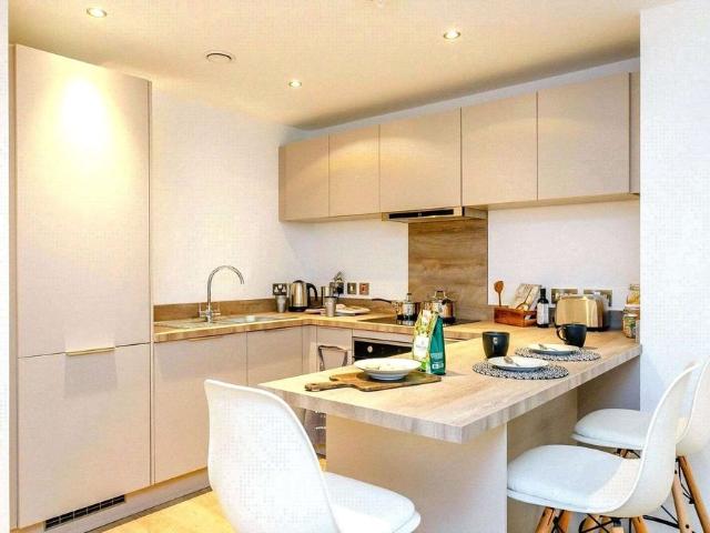 2 BED 2 BATH APARTMENT | AVAILABLE NOW | IN HIGH DEMAND | PARKING AVAILABLE | PRIME LOCATION | 24 HOUR CONCIERGE | RESIDENTS GYM