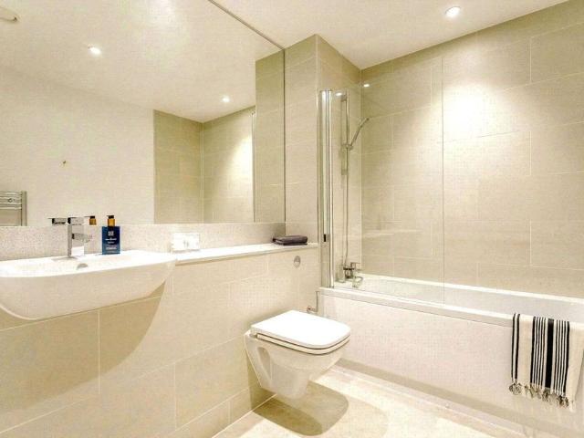 2 BED 2 BATH APARTMENT | AVAILABLE NOW | IN HIGH DEMAND | PARKING AVAILABLE | PRIME LOCATION | 24 HOUR CONCIERGE | RESIDENTS GYM