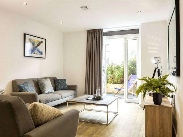 2 BED 2 BATH APARTMENT | AVAILABLE NOW | IN HIGH DEMAND | PARKING AVAILABLE | PRIME LOCATION | 24 HOUR CONCIERGE | RESIDENTS GYM