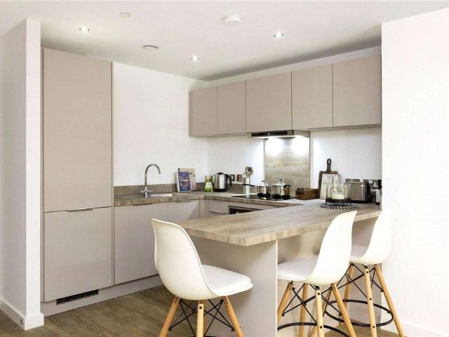 2 BED 2 BATH APARTMENT | AVAILABLE NOW | IN HIGH DEMAND | PARKING AVAILABLE | PRIME LOCATION | 24 HOUR CONCIERGE | RESIDENTS GYM