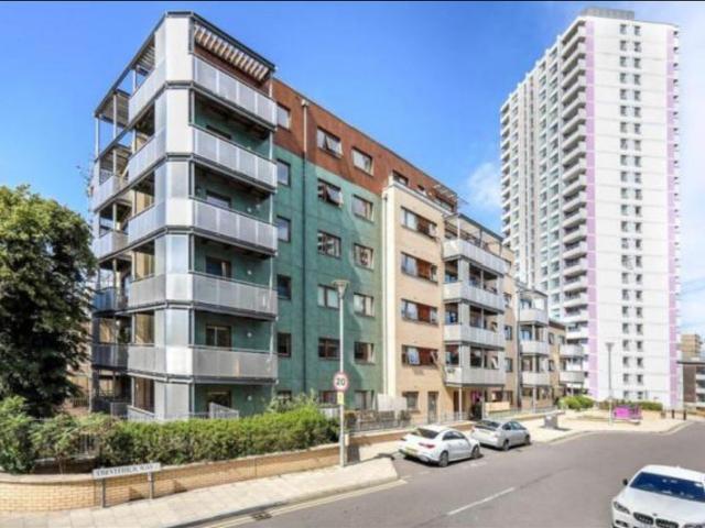 2 Bed 2 bath flat in Bow with Parking