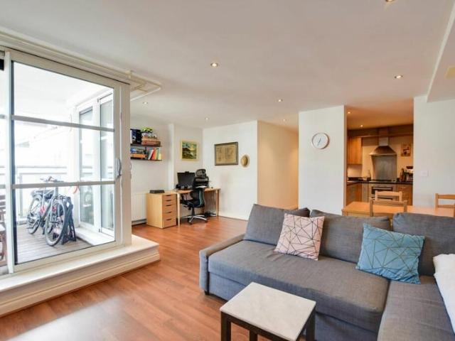 2 bed 2 bath flat in central location Freeman's
