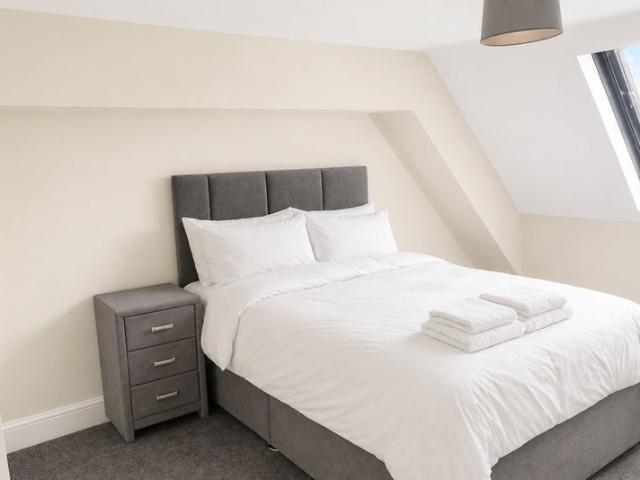 2 bed 2 bath flat Leicester