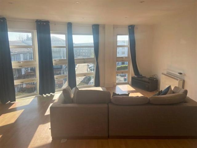 2 Bed 2 Bath Kew Parking