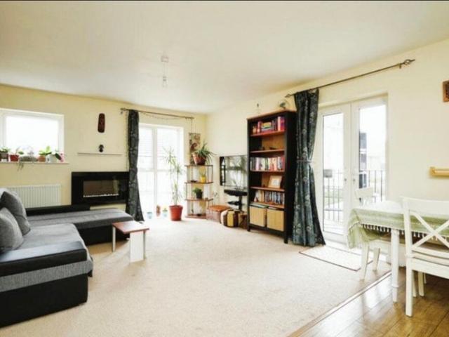2 Bed, 2 Bath Modern Flat with Balcony Didcot
