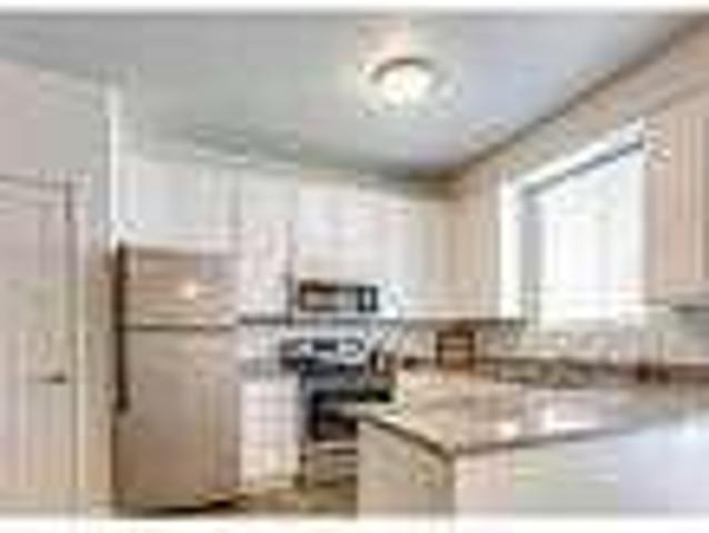 2 bed, 2 bath, safe neighborhood. Single Car Garage!