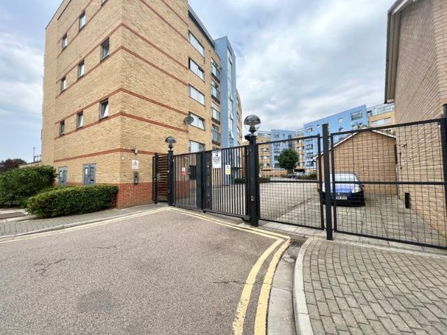 2 Bed 2 Bath Riverside Apartment SE28